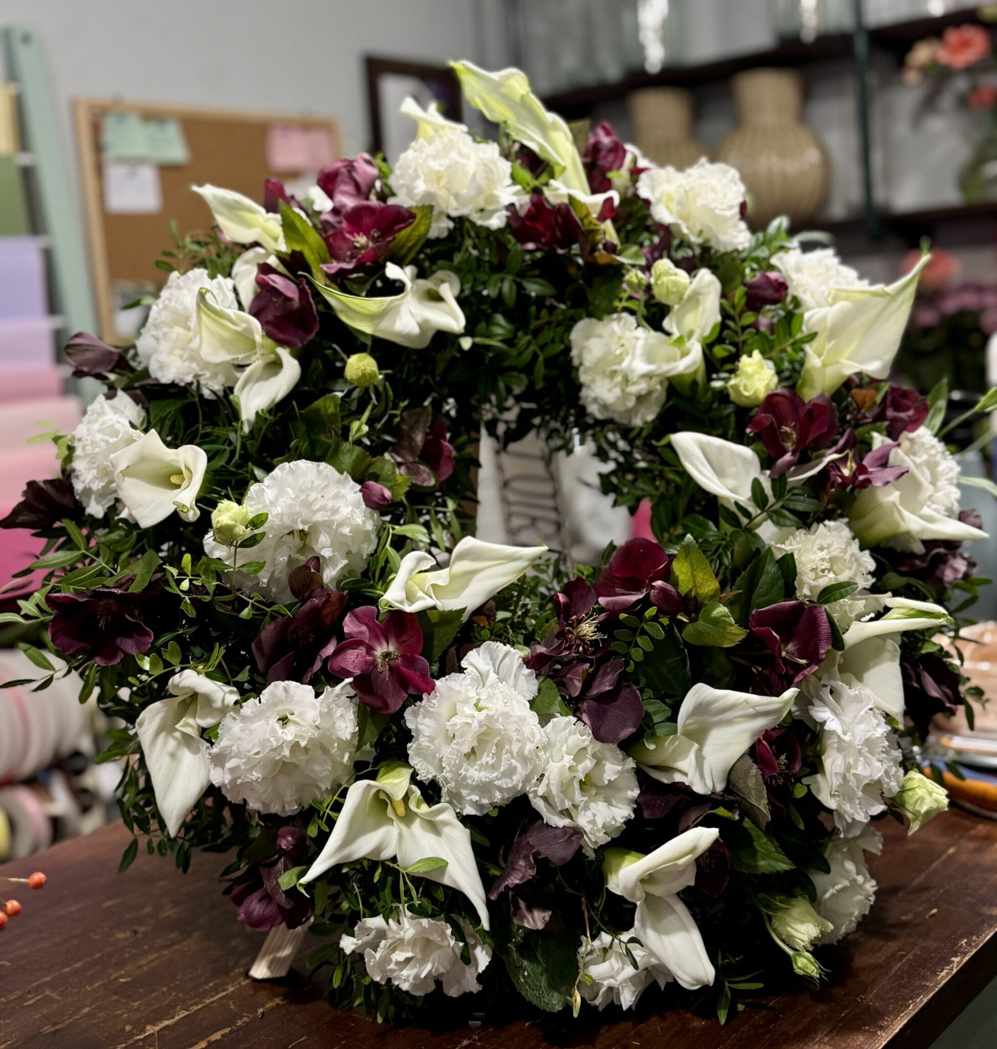 Coroană funerară cu cale albe - Bloombox Flowers Aranjamente funerare